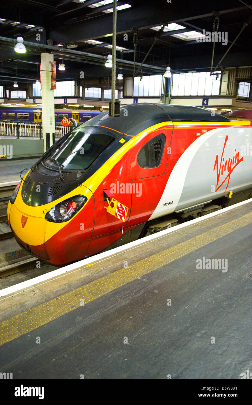 London , Euston Railways Station , Virgin Rail train engine at platform ...
