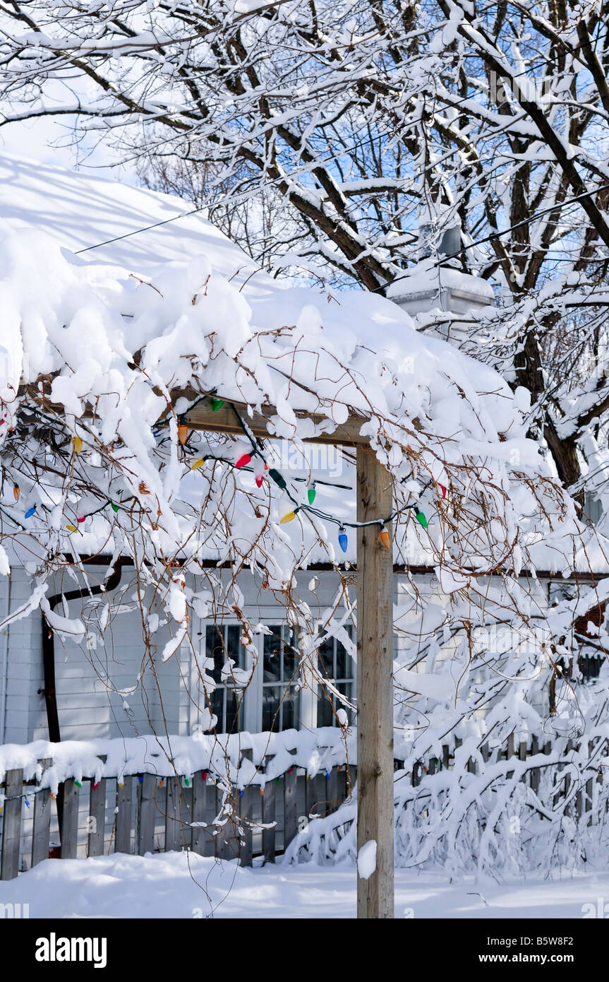 Front yard of a house covered with snow in winter Toronto Stock Photo ...