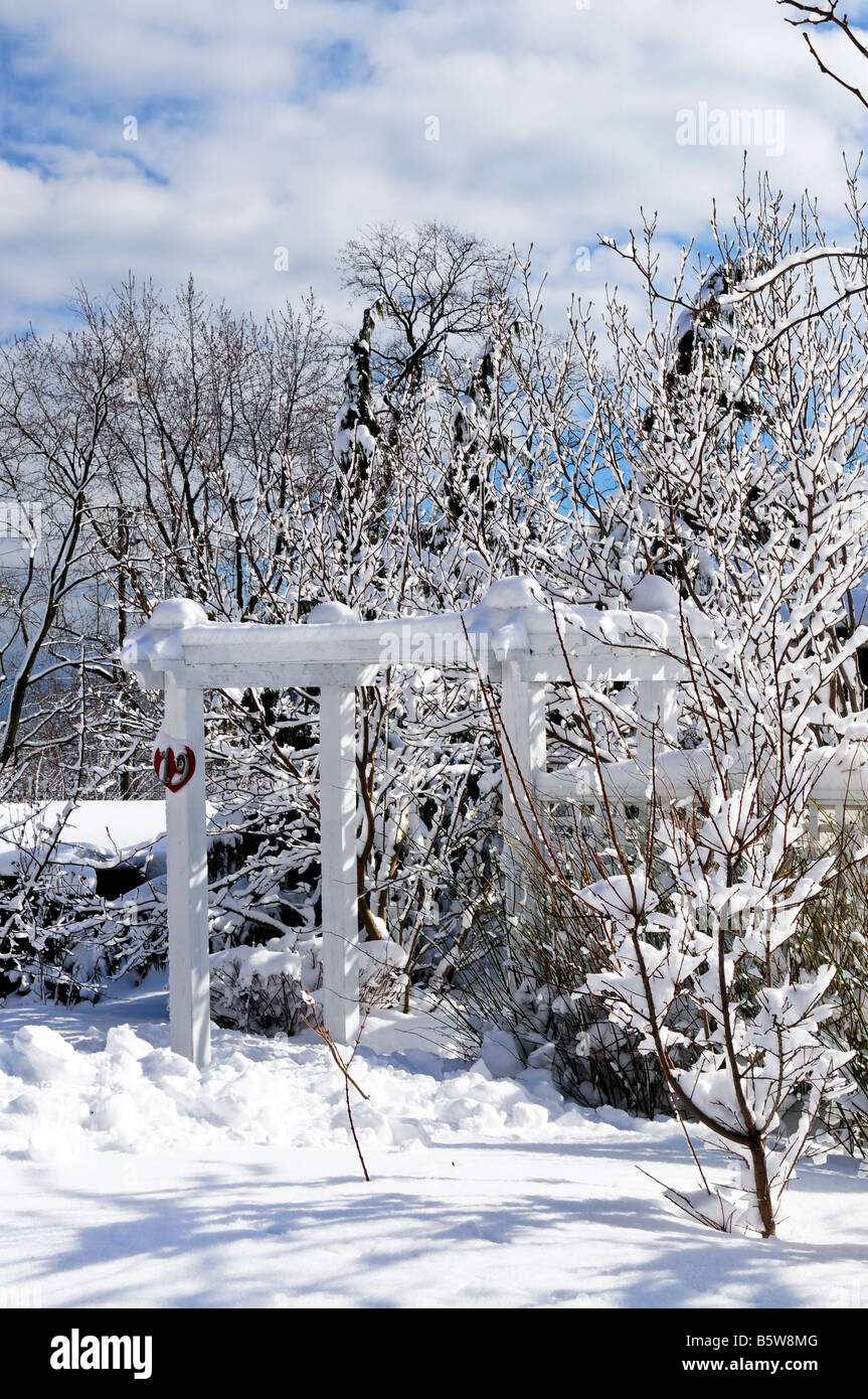 Snowy front yard hi-res stock photography and images - Alamy