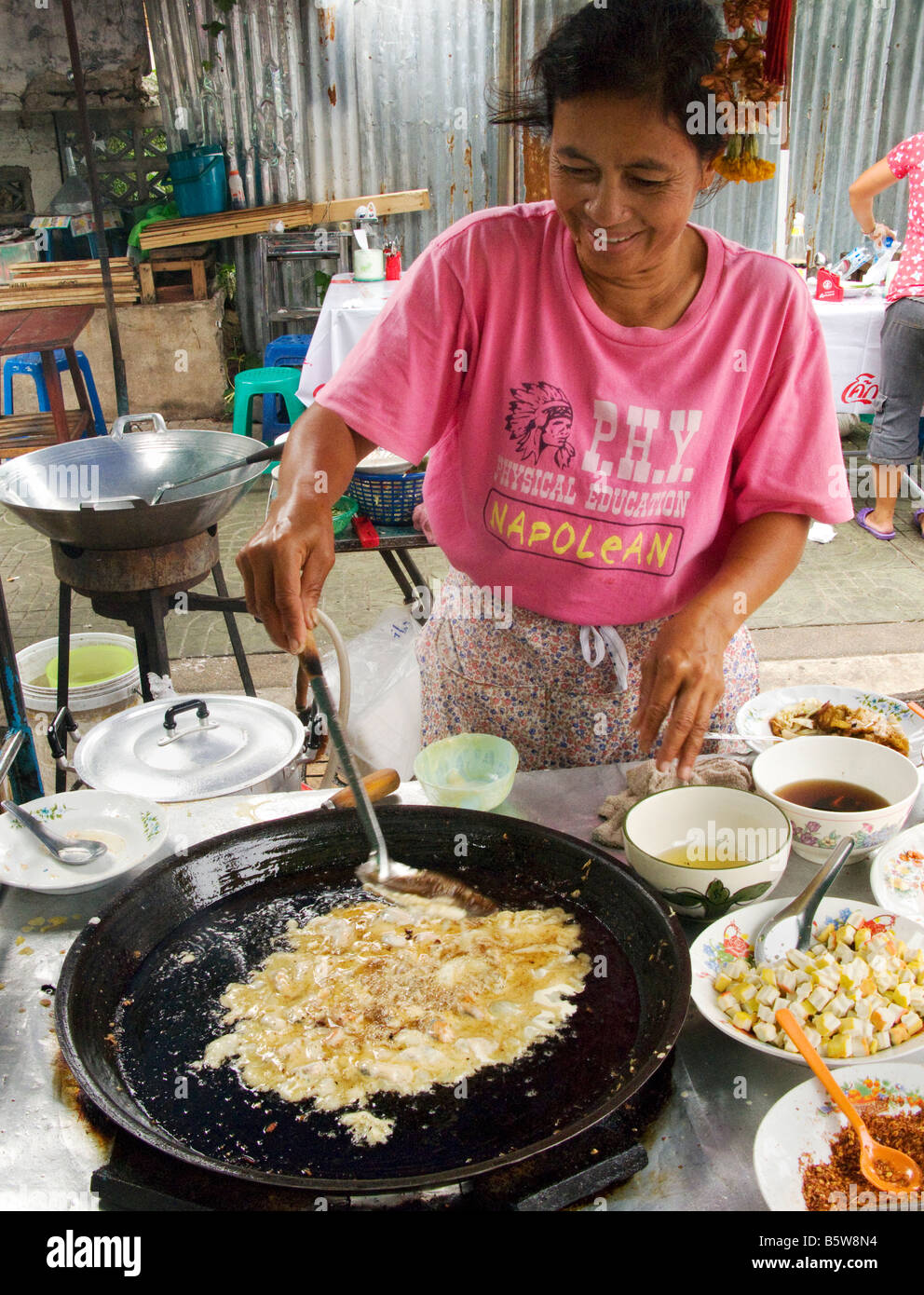 Thai woman frying , Bangkok Stock Photo - Alamy