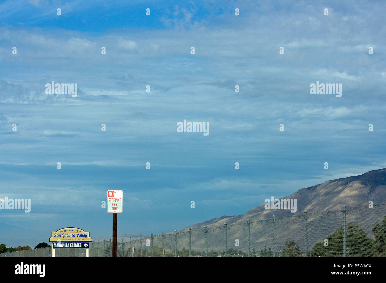 Desert with clouds hi-res stock photography and images - Alamy