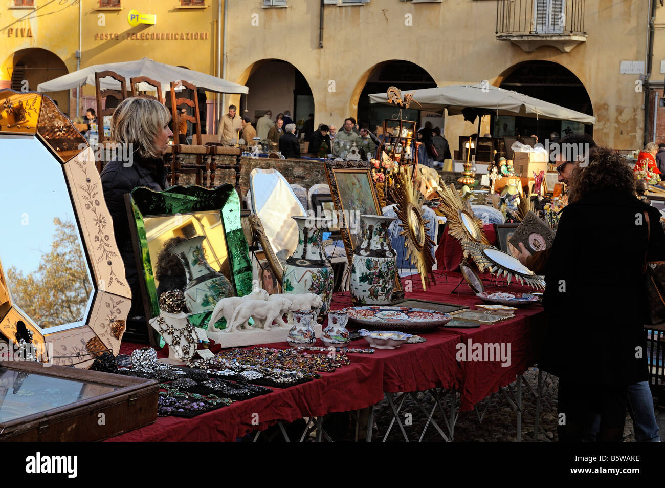 A stall in an outdoor antique market in Fontanellato, Italy Stock Photo ...