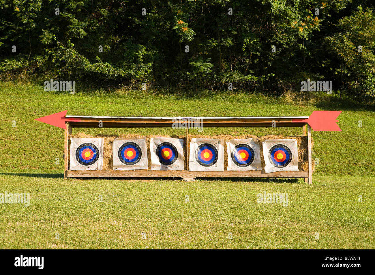 Archery arrow bulls eye hi-res stock photography and images - Alamy