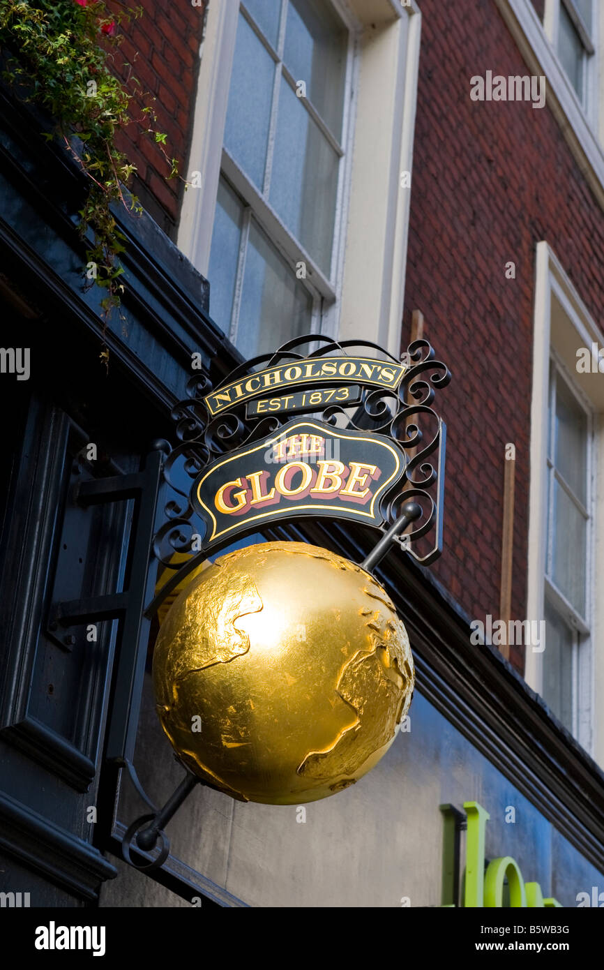 The City of London , Moorgate , traditional English pub , or public ...
