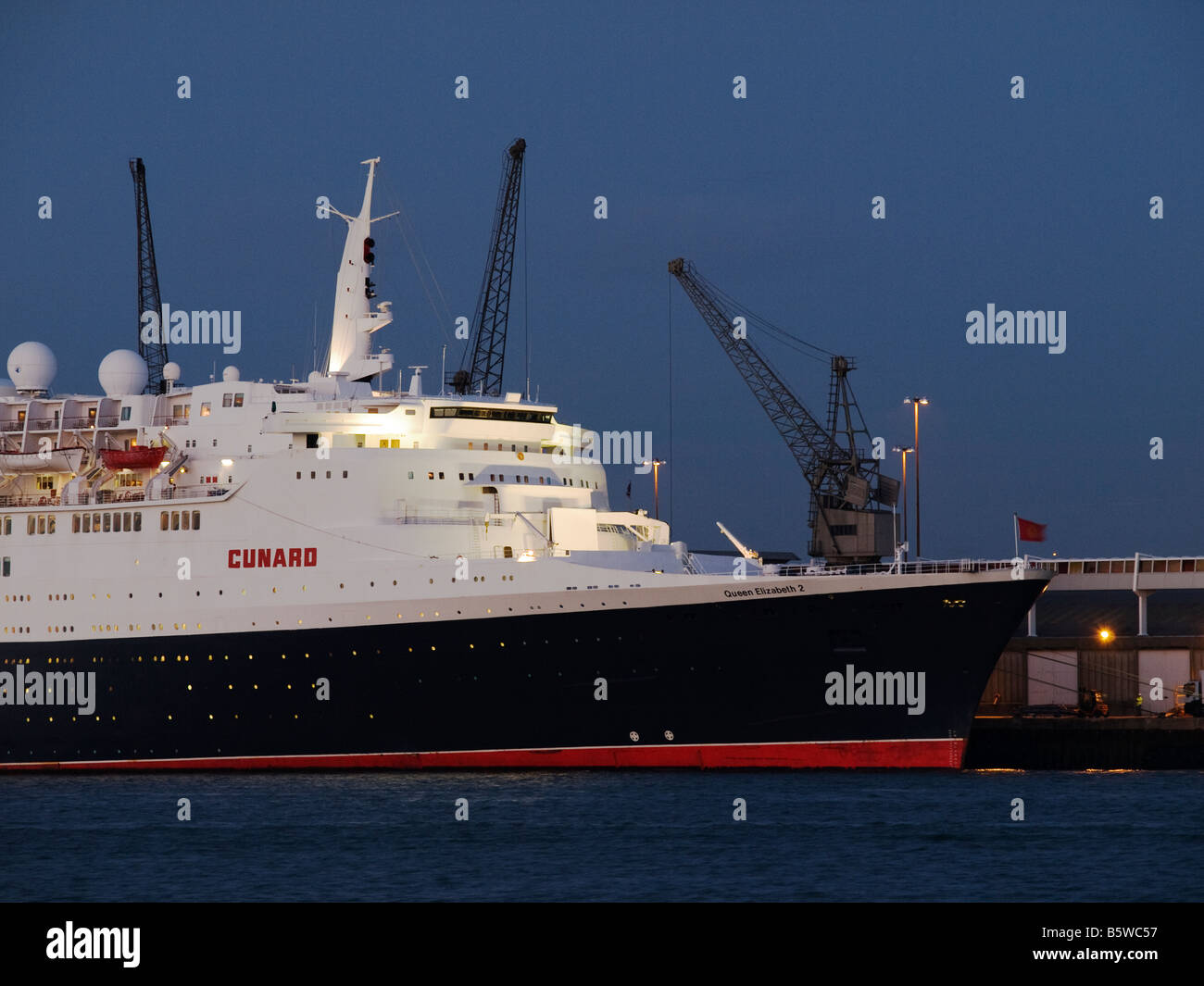 Queen elizabeth 2 dubai hi-res stock photography and images - Alamy