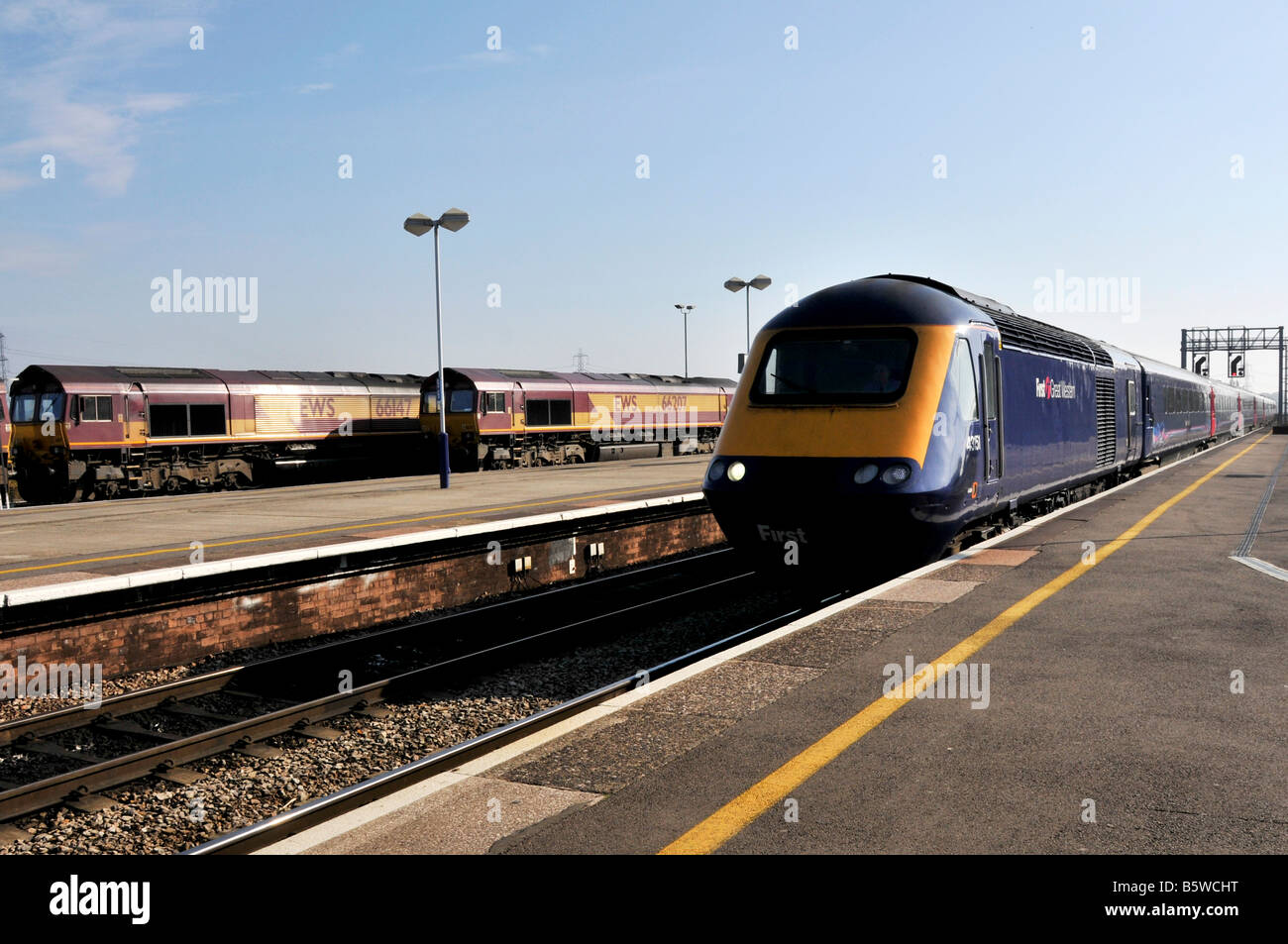 First Great Western train passing through oxford station Stock Photo ...
