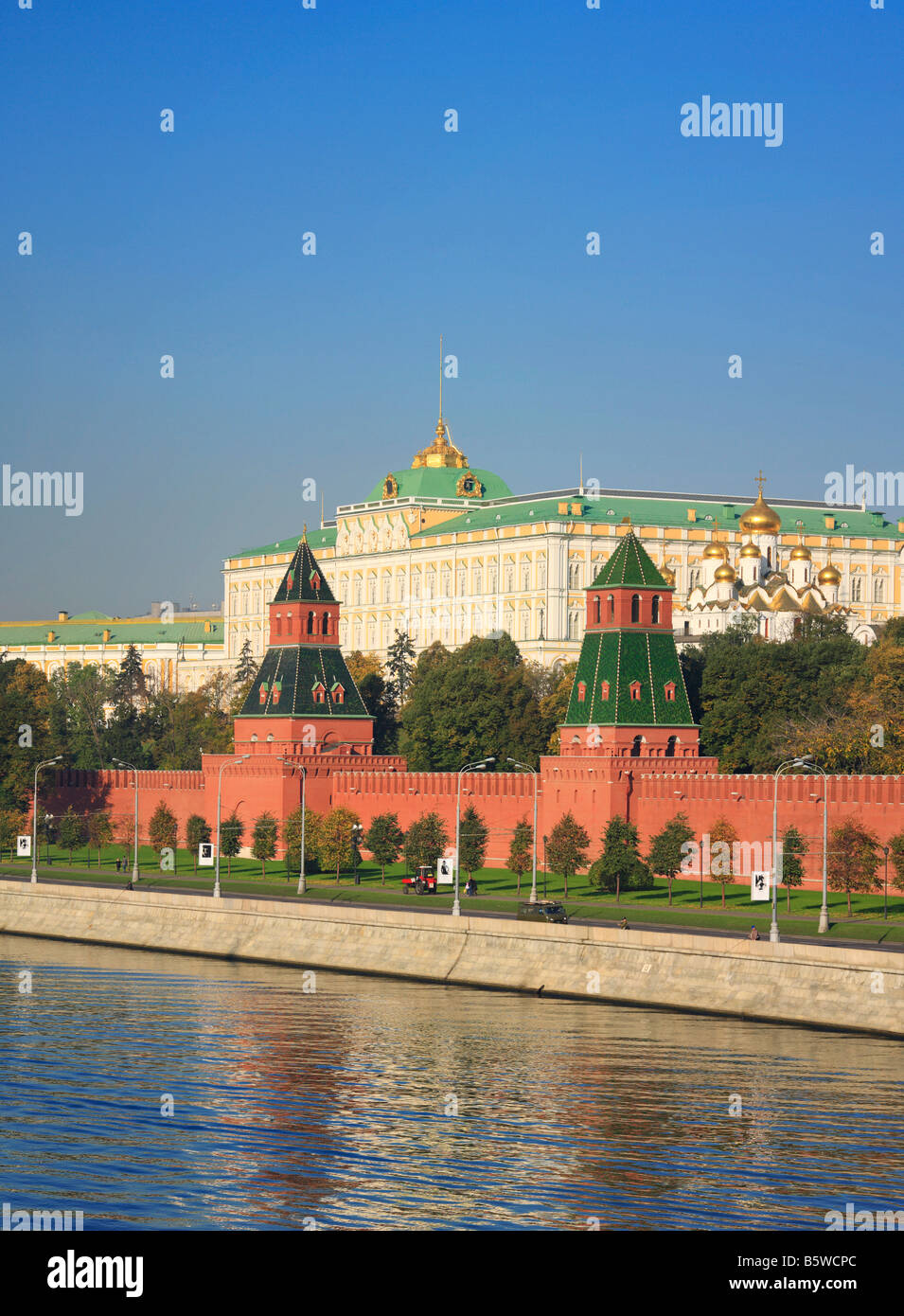 Moscow kremlin embankment wall river hi-res stock photography and ...