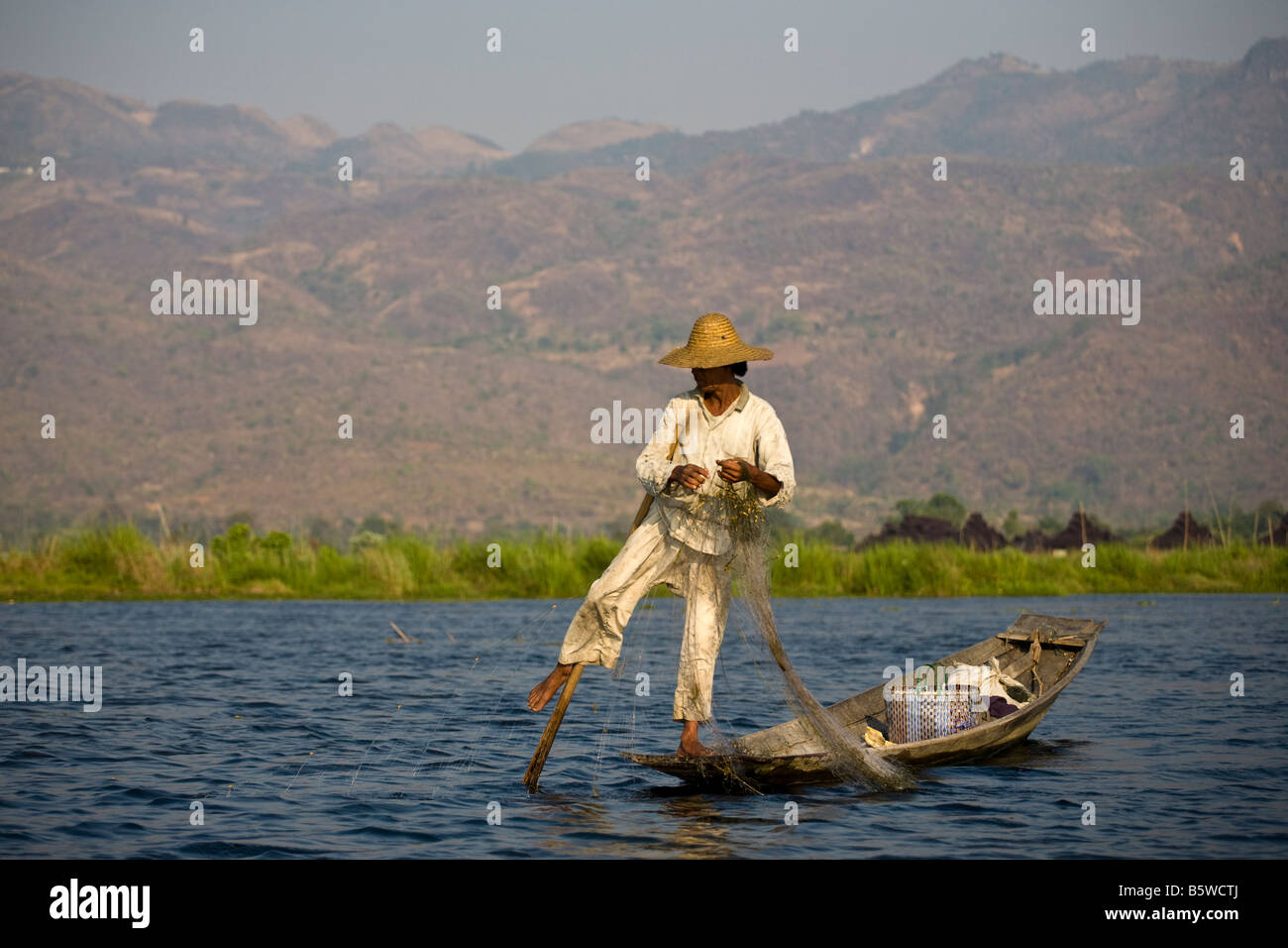 Leg rower traditional fishing, Inle Lake, Myanmar Stock Photo - Alamy