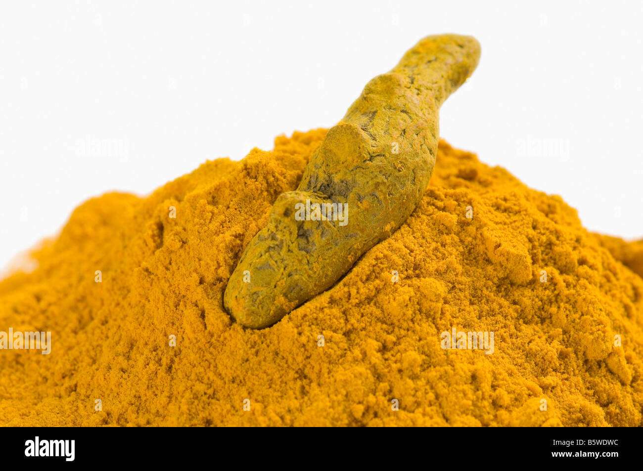 Close-up of root of turmeric with ground turmeric Stock Photo - Alamy