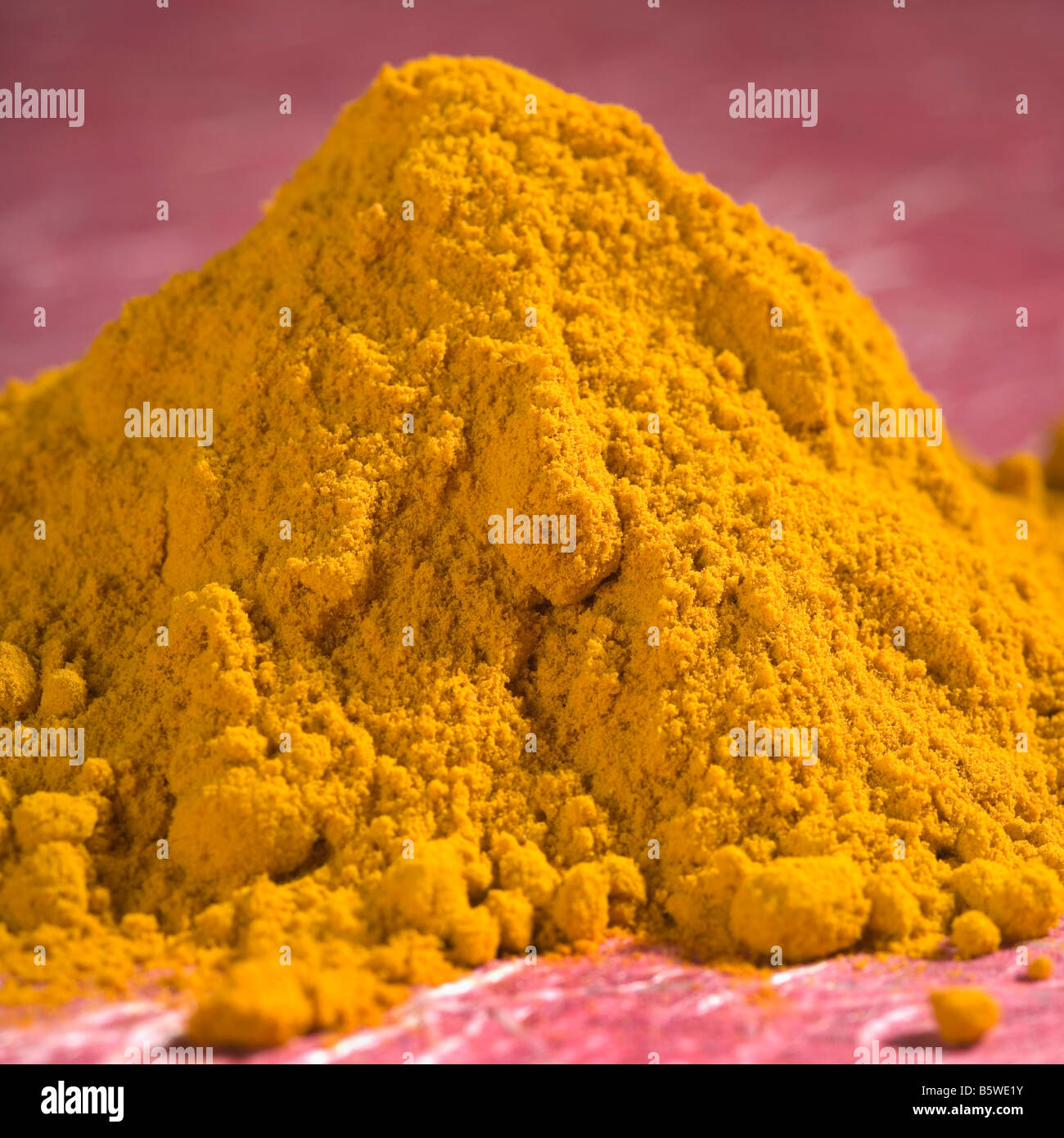 Heap of ground turmeric Stock Photo - Alamy