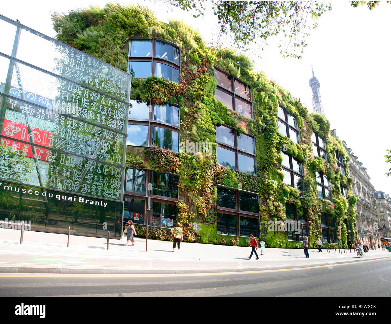 Green covered building on quai hi-res stock photography and images - Alamy