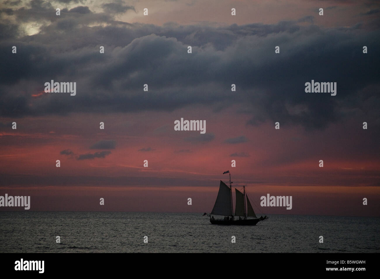 Sailboat sunset in ocean hi-res stock photography and images - Alamy