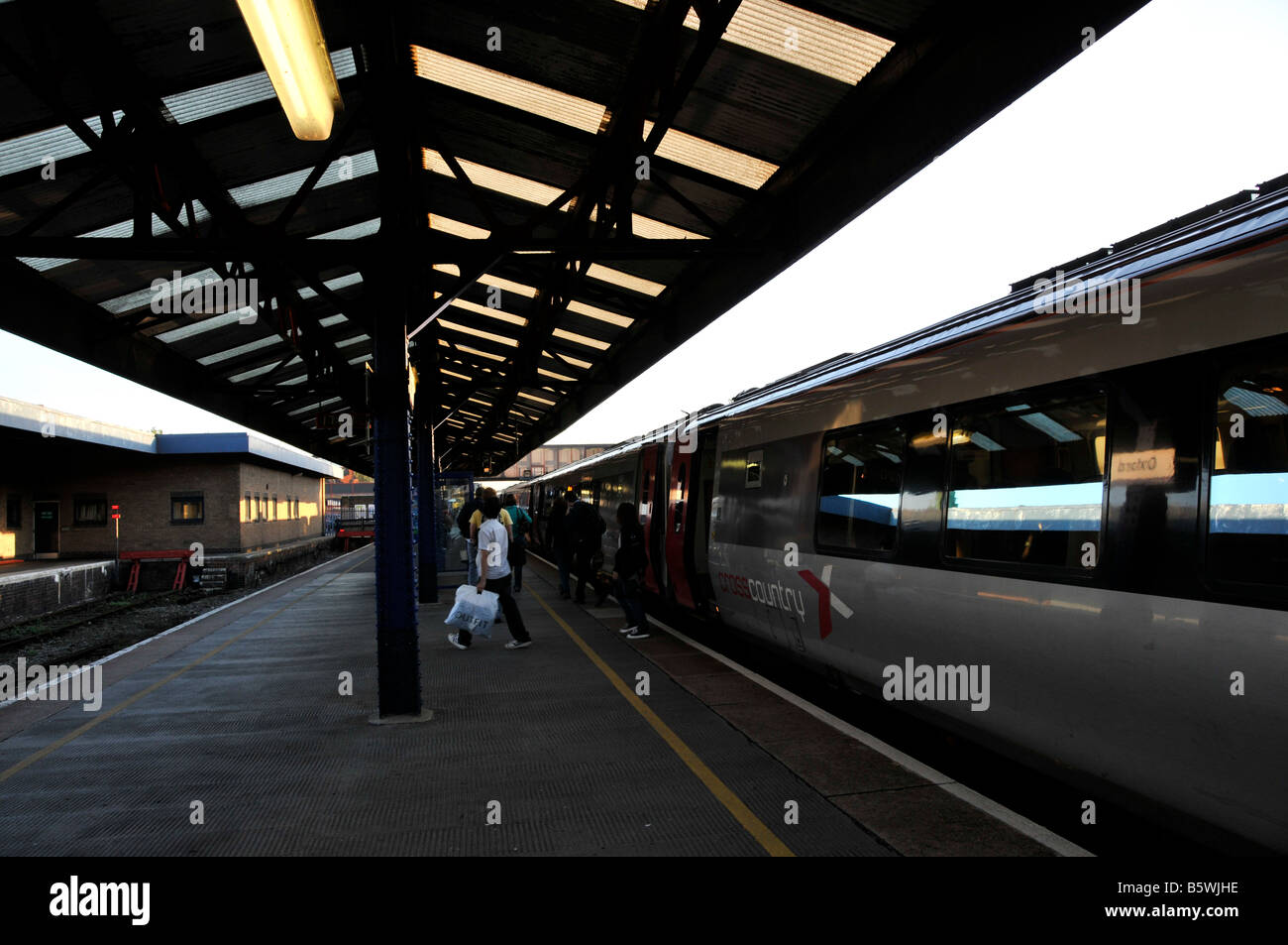 People stepping out from a cross country train in oxford railway ...