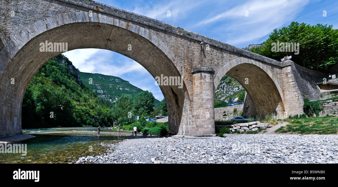 People playing under the bridge over the Tarn River at La Malene ...