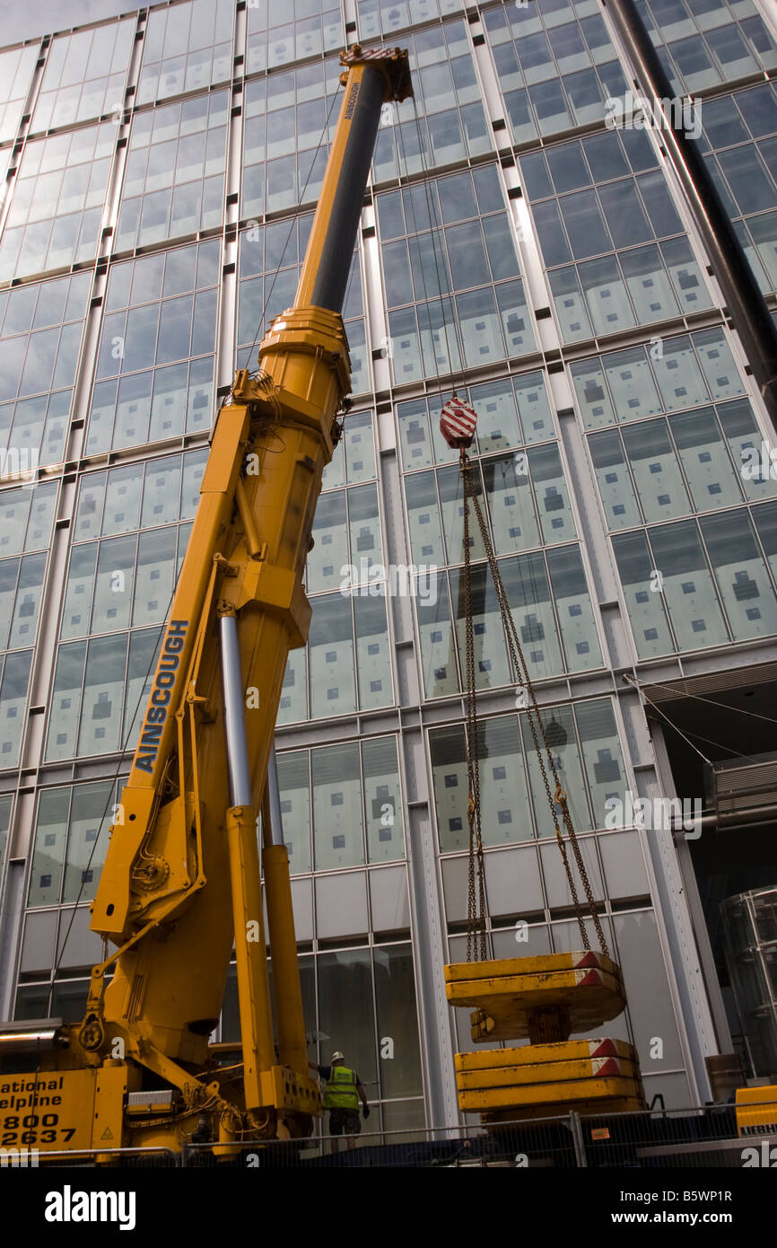 Mobile heavy duty extending crane Stock Photo - Alamy