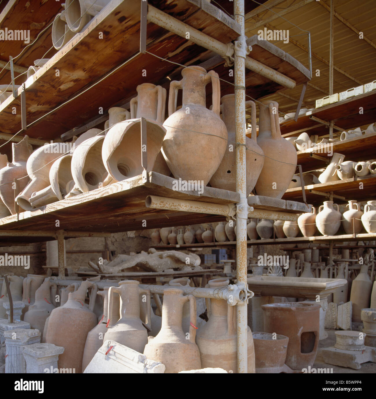 Pompeii: Pots & Amphorae Stock Photo - Alamy