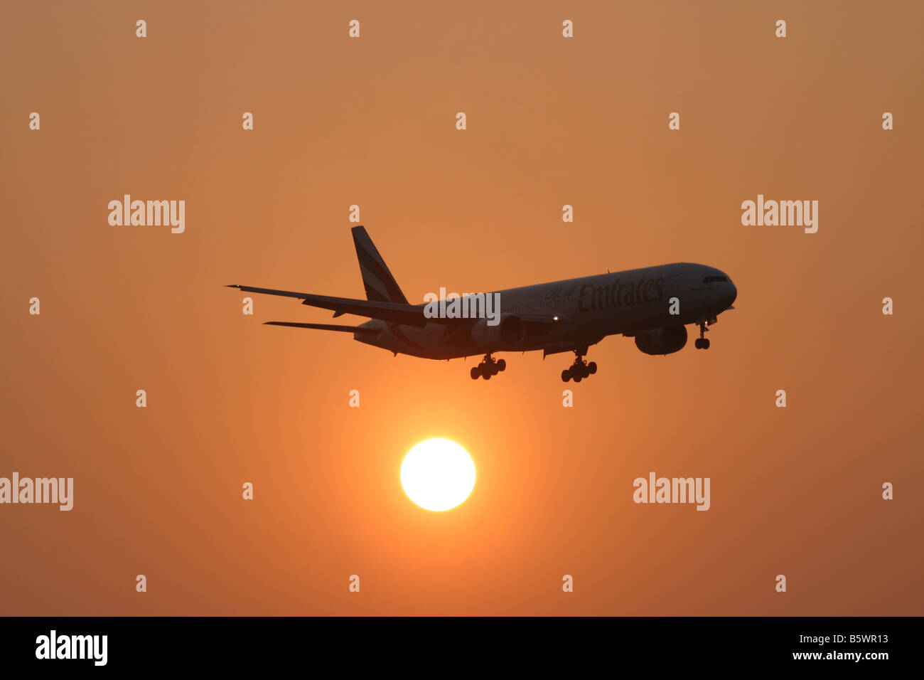 EMIRATES 777 SUNSET Stock Photo - Alamy