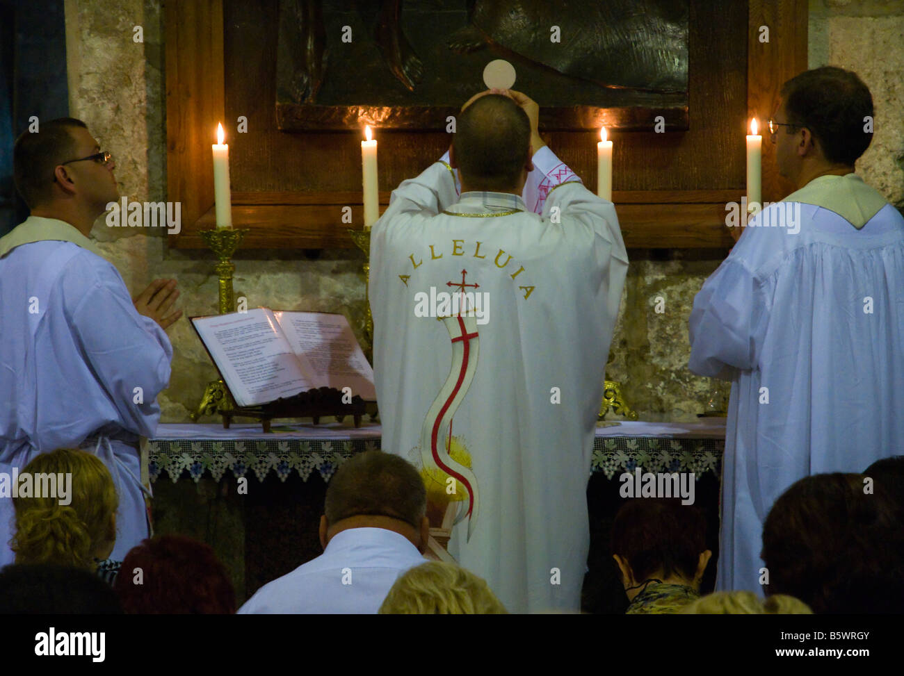 Priest celebrating catholic mass hi-res stock photography and images ...