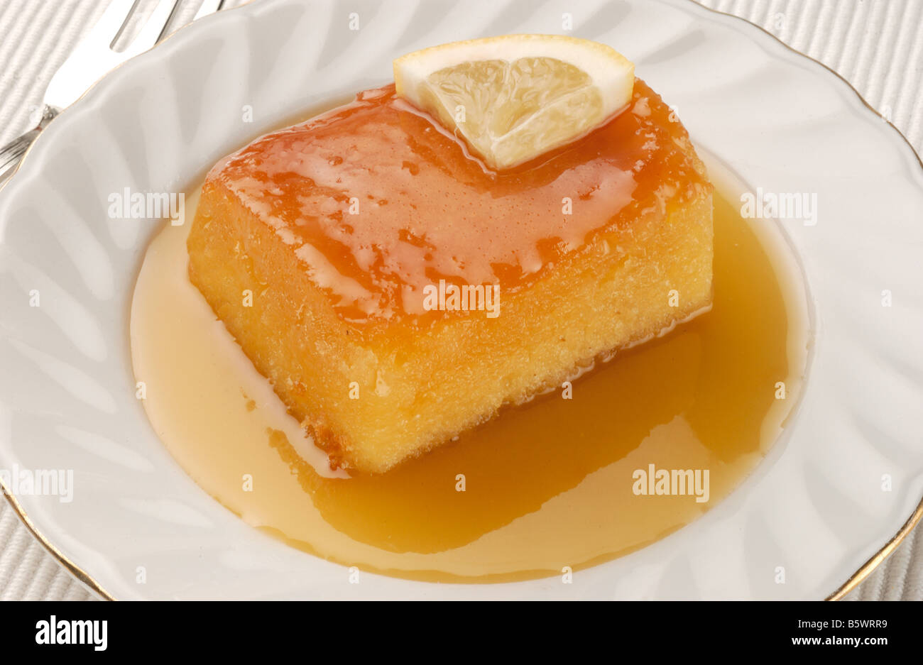 Lemon sauce sponge hi-res stock photography and images - Alamy