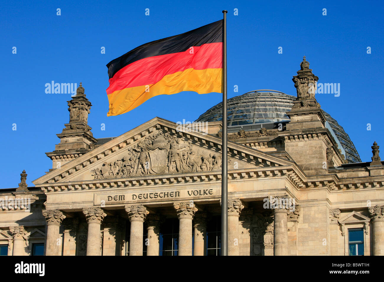 Statues in front parliament building hi-res stock photography and ...