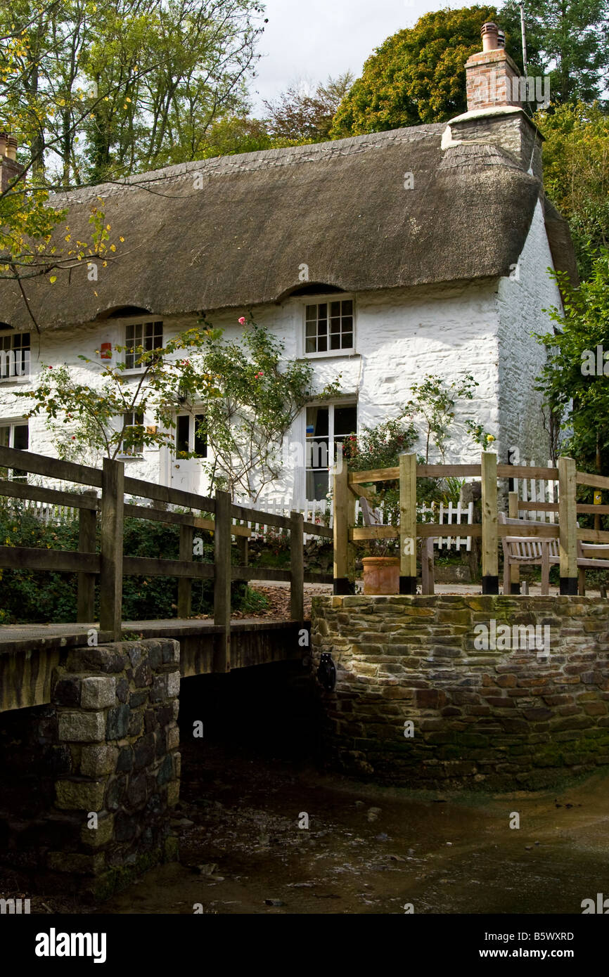 Traditional cornish cottage hi-res stock photography and images - Alamy