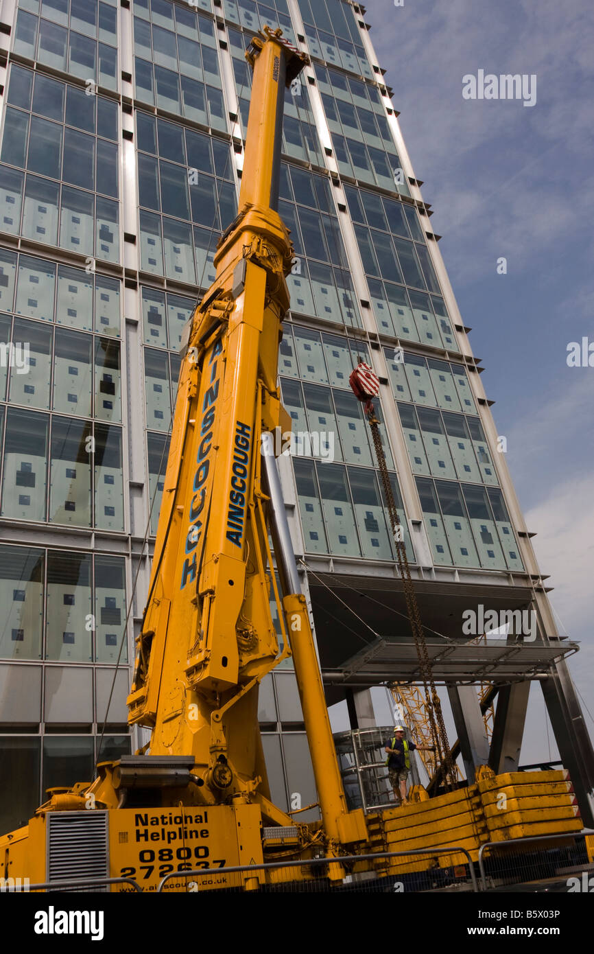 Mobile heavy duty extending crane Stock Photo - Alamy
