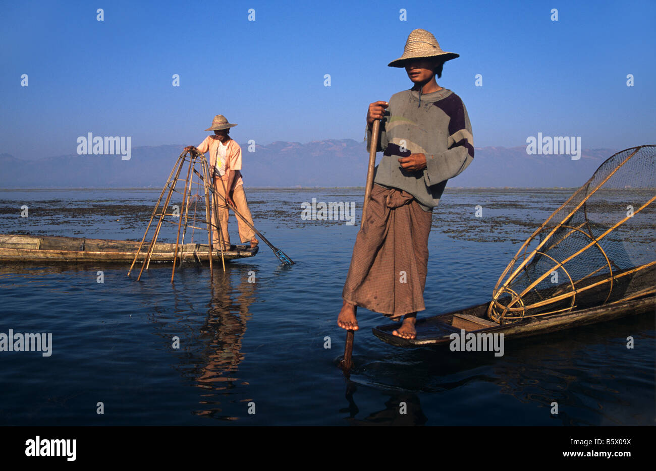 Burmese Intha leg-rowing fishermen at Inle Lake, Burma or Myanmar Stock ...