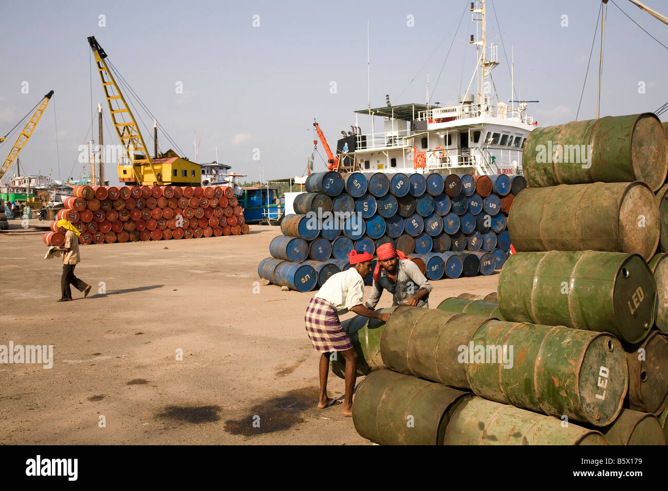 Workers at the port of Beypore in Kerala, India Stock Photo - Alamy