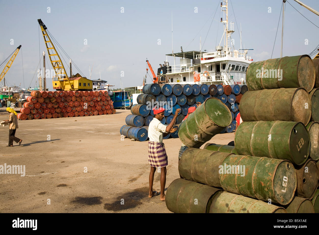 Workers at the port of Beypore in Kerala, India Stock Photo - Alamy