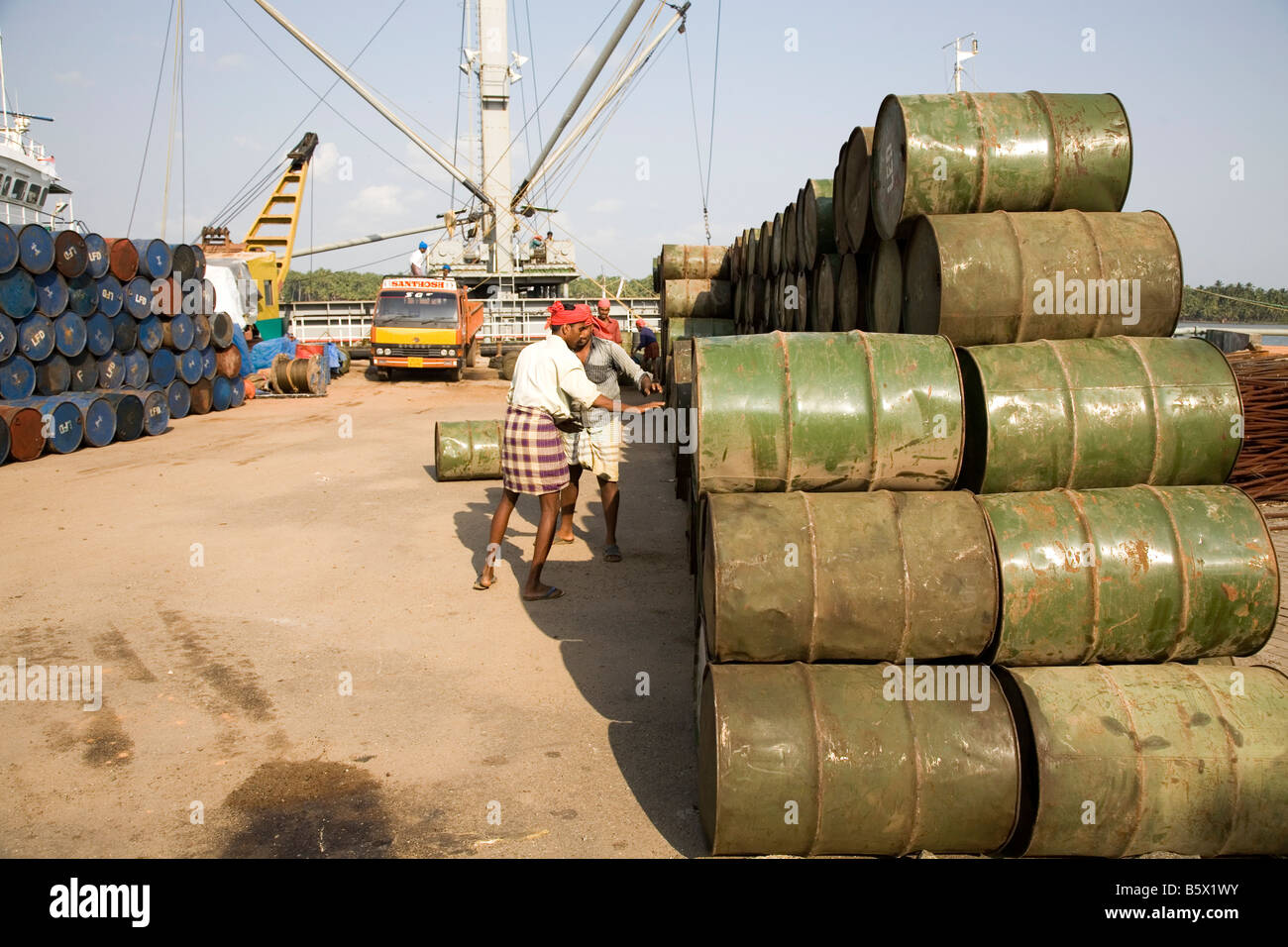Workers at the port of Beypore in Kerala, India Stock Photo - Alamy