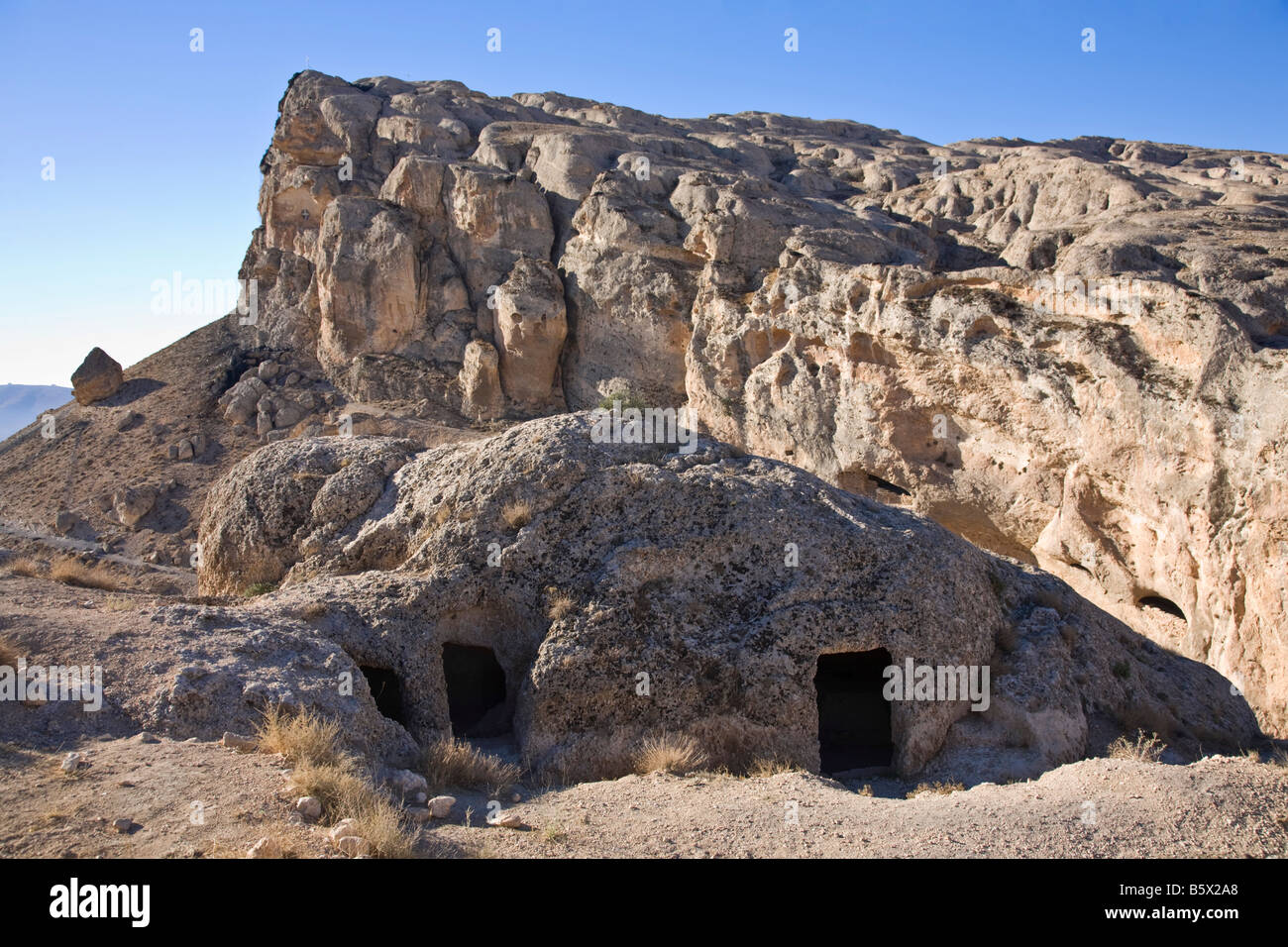 Cave dwellings. `Ayn at Tīnah, Maalula, Rif-dimashq, Syria Stock Photo ...