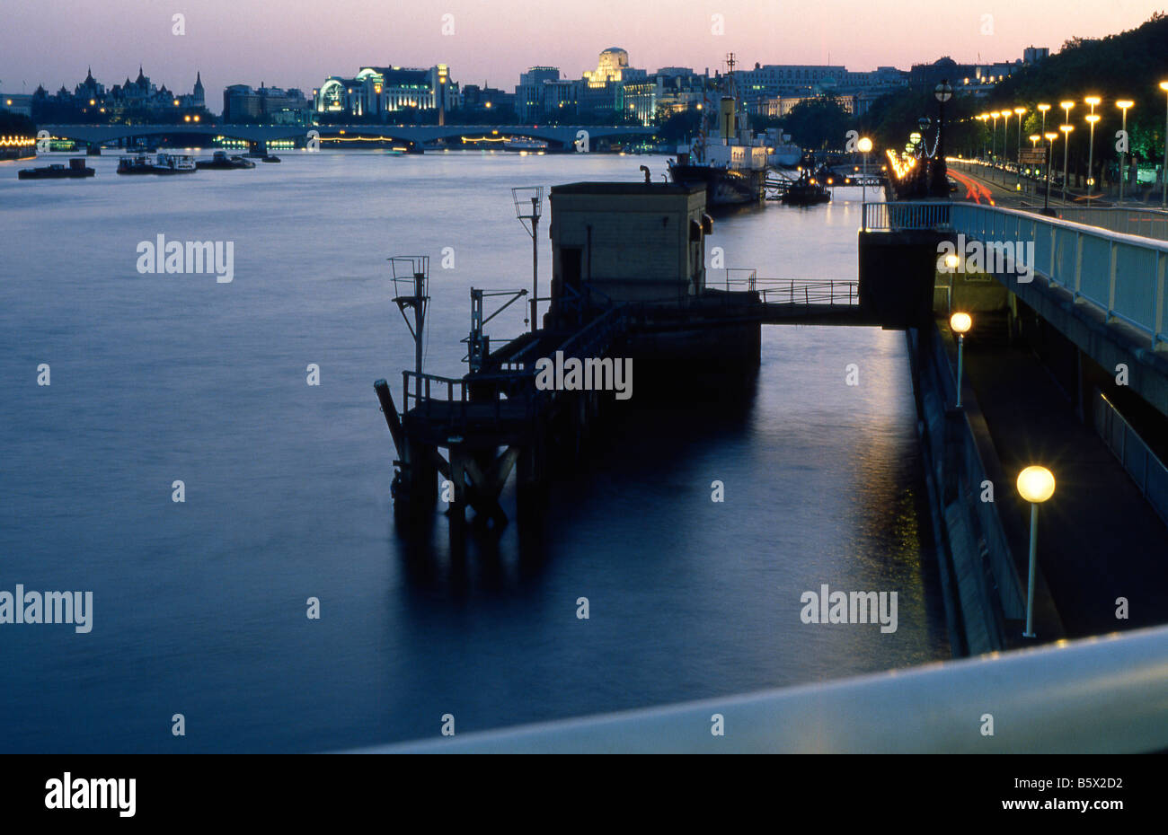 River boat under waterloo bridge hi-res stock photography and images ...
