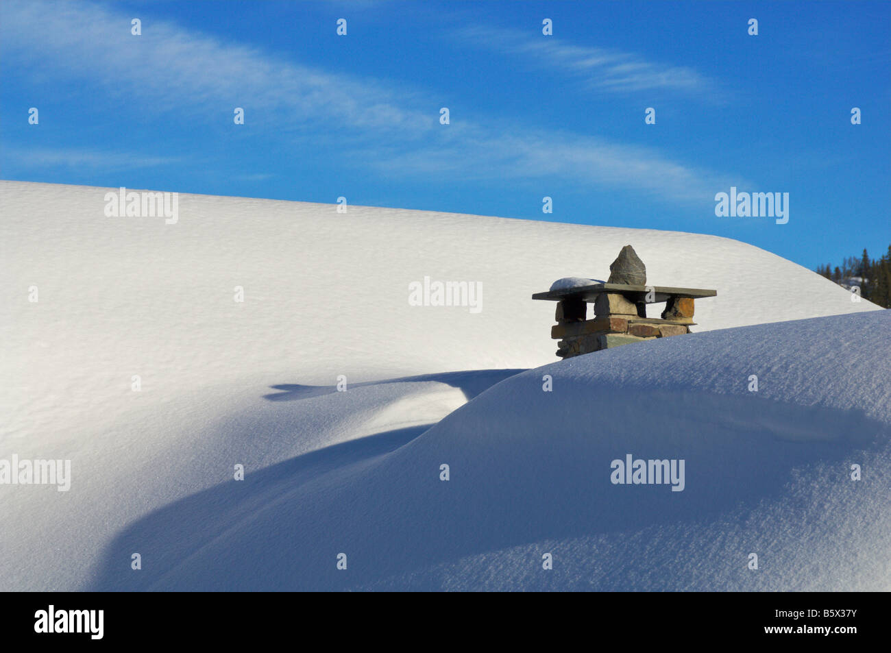 Snow drift roof hi-res stock photography and images - Alamy