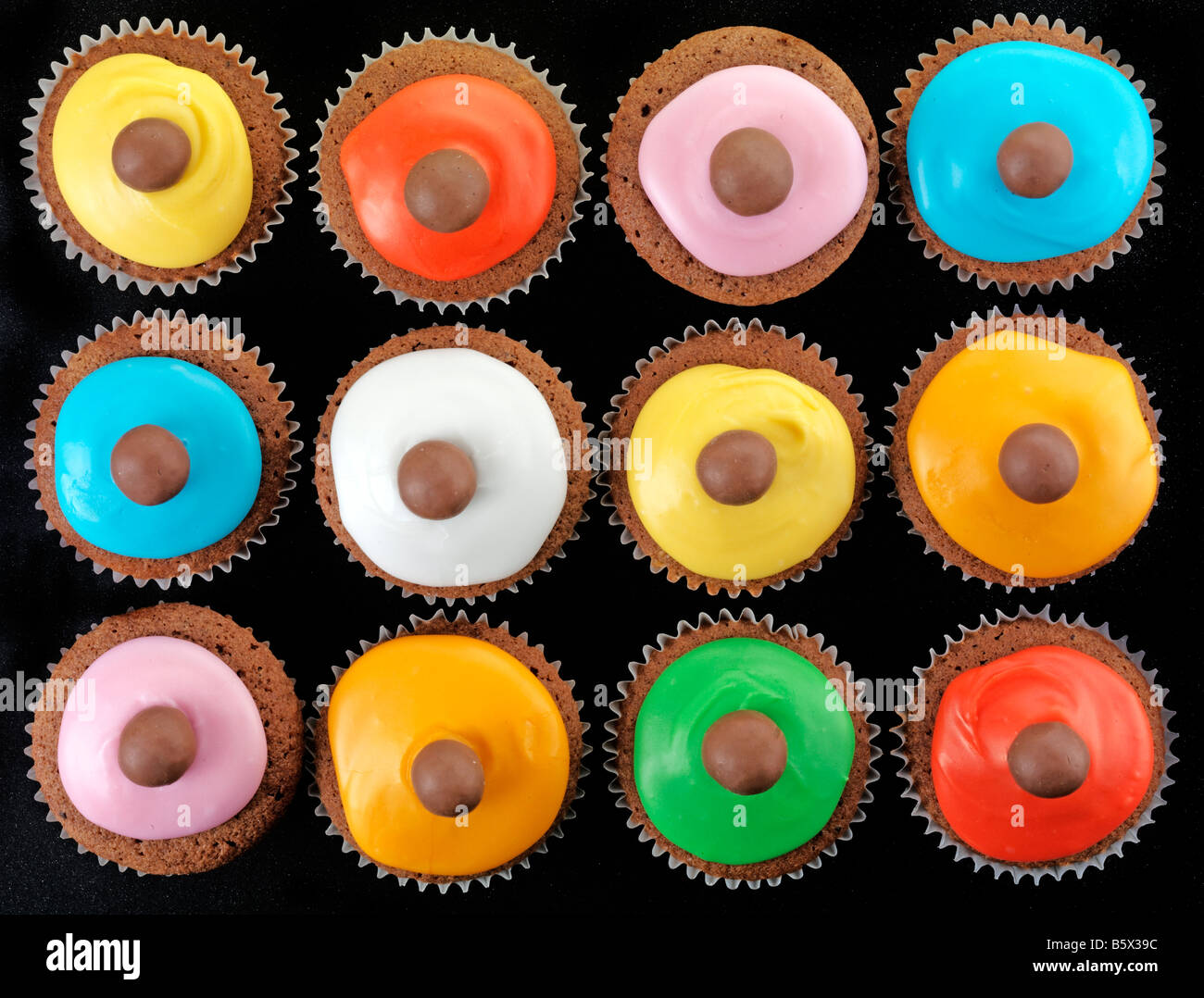 MULTI-COLOURED ICED CUPCAKES OVERHEAD Stock Photo - Alamy
