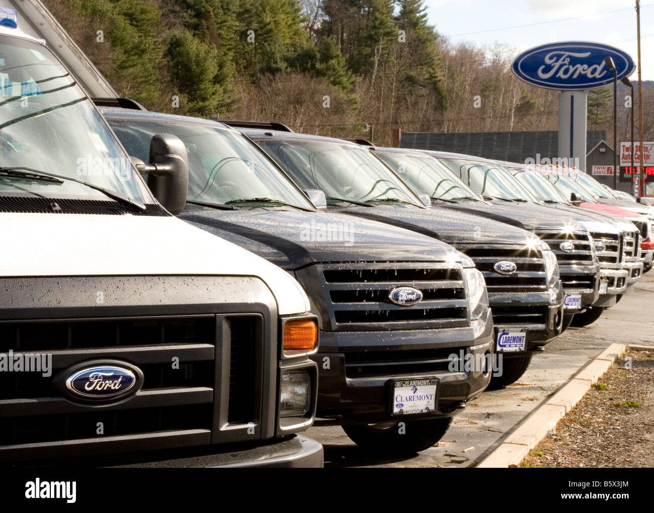 Ford trucks for sale in a line at a Ford dealership Stock Photo - Alamy