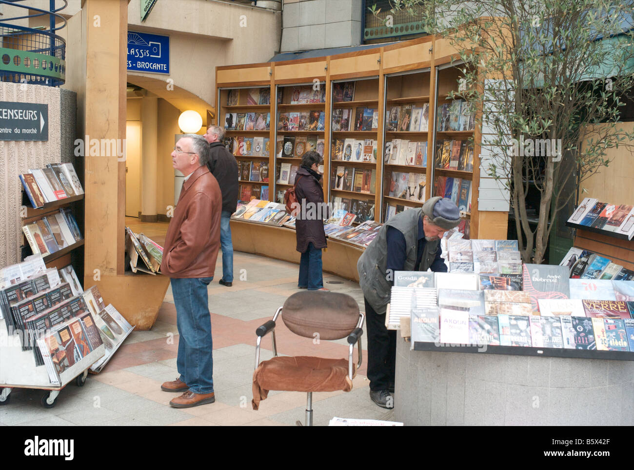 Outside library hi-res stock photography and images - Alamy