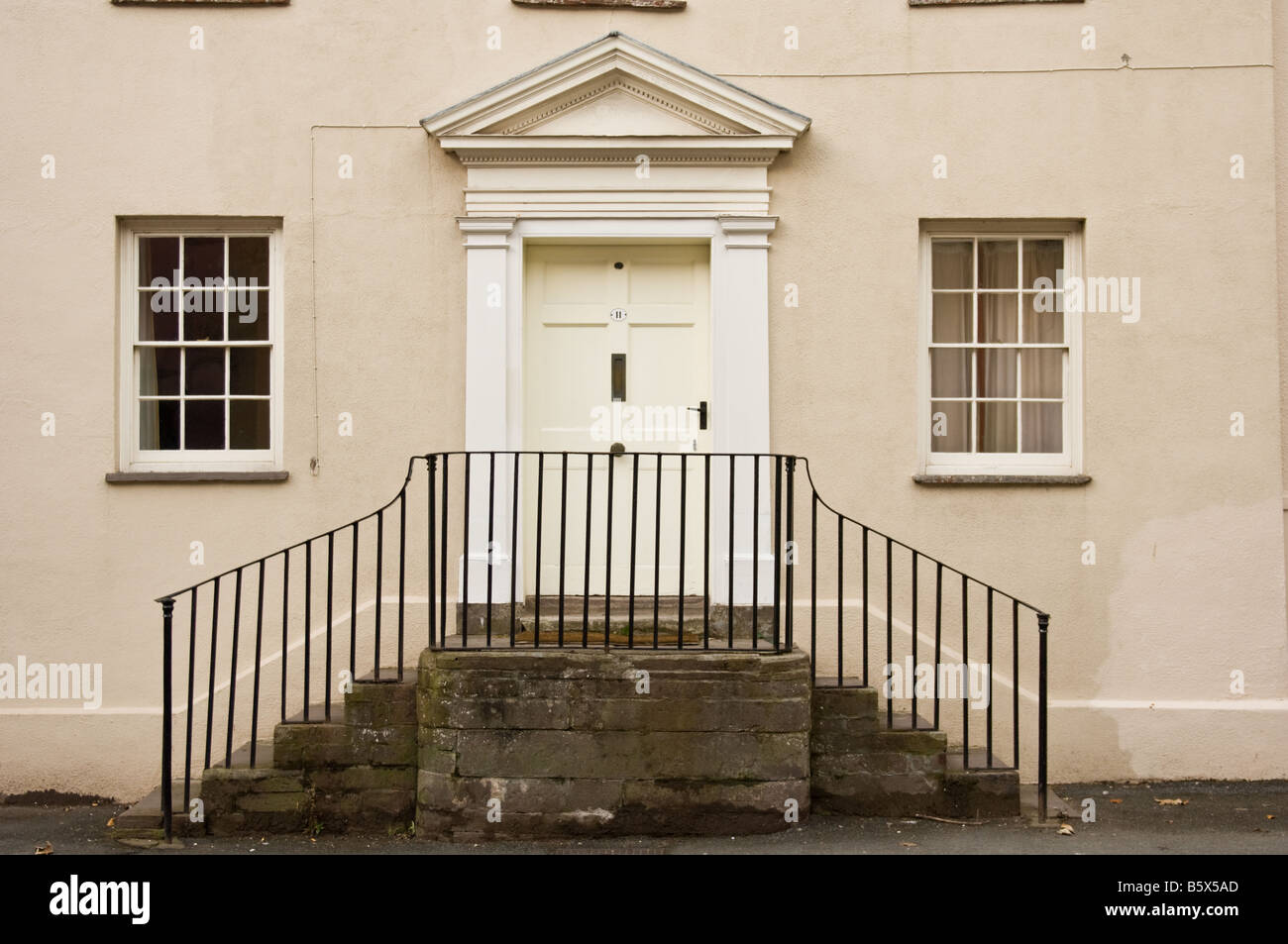 Front door steps railings hi-res stock photography and images - Alamy