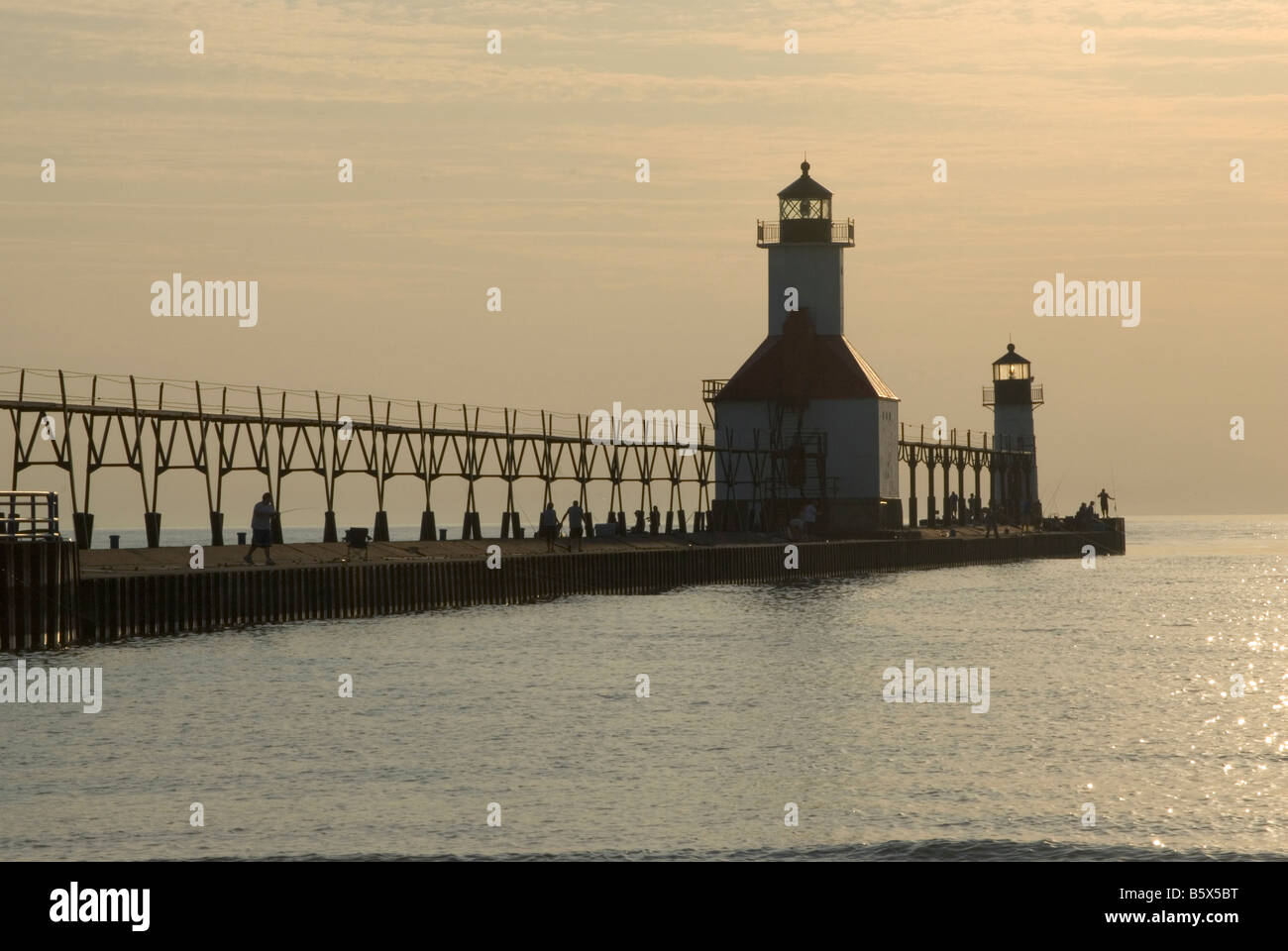 Lighthouse on the north pier in St. Joseph, Michigan Stock Photo - Alamy