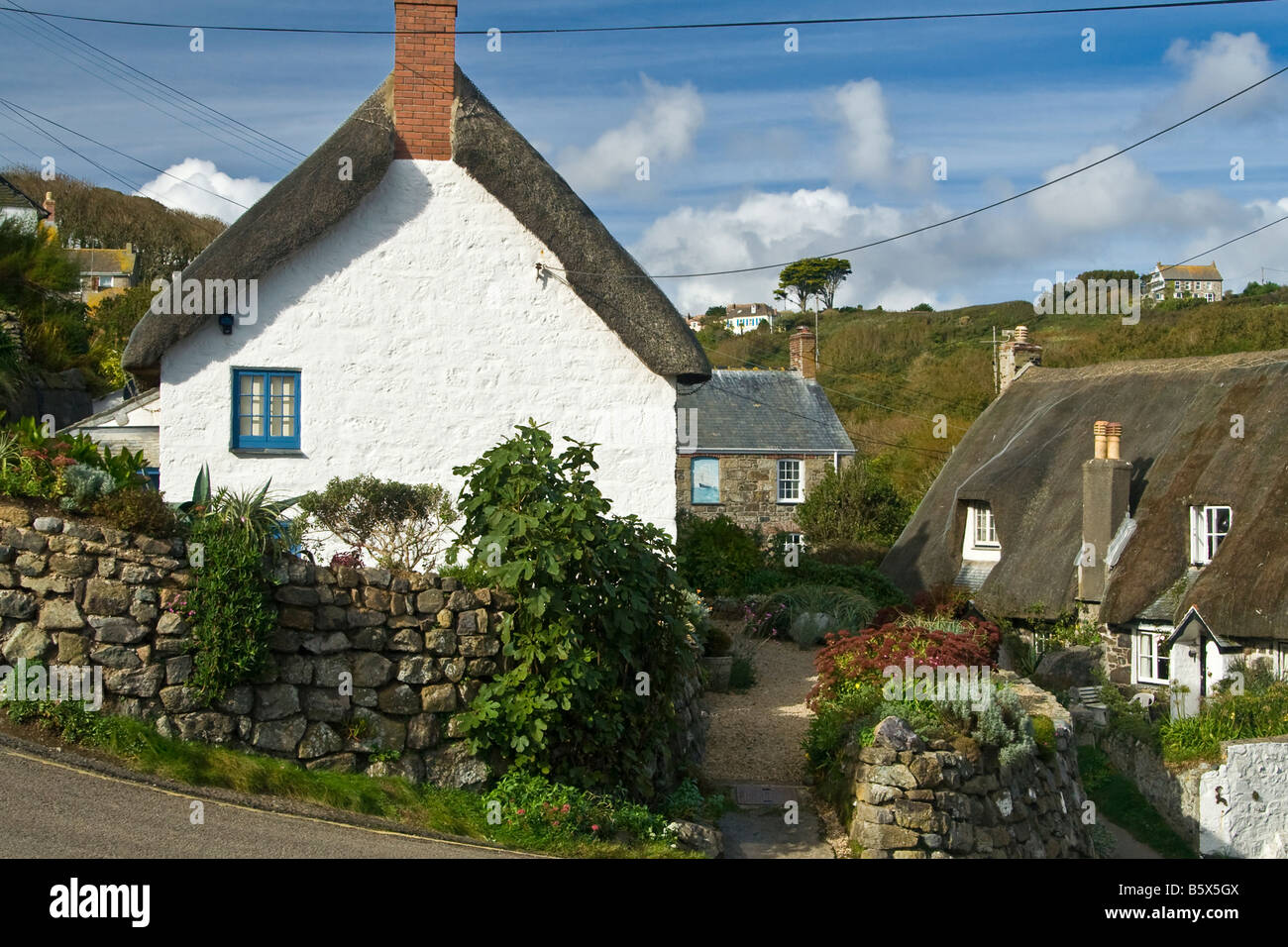 Thatched cottages at cadgwith hi-res stock photography and images - Alamy