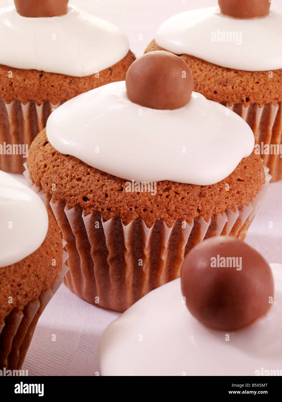 WHITE ICED CUPCAKES Stock Photo - Alamy