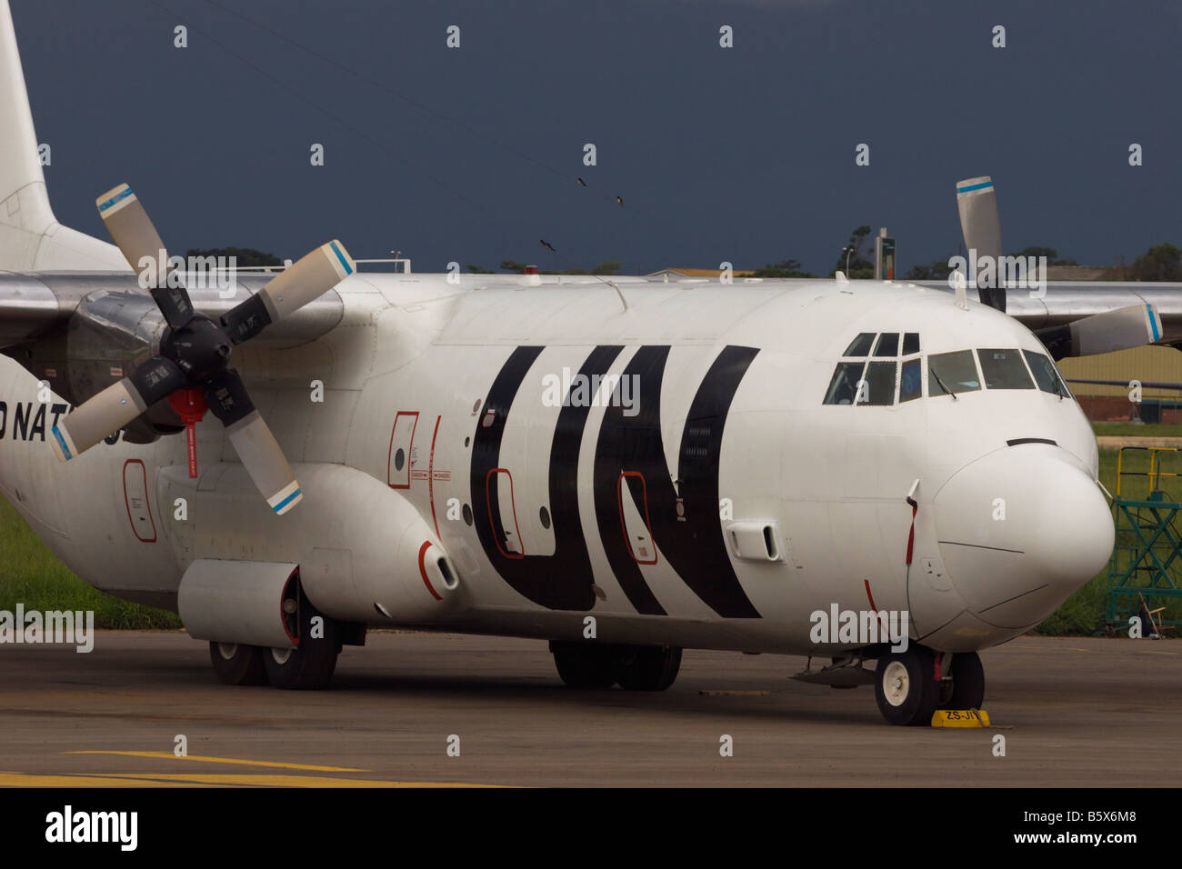 Un united nations aircraft hercules hi-res stock photography and images ...