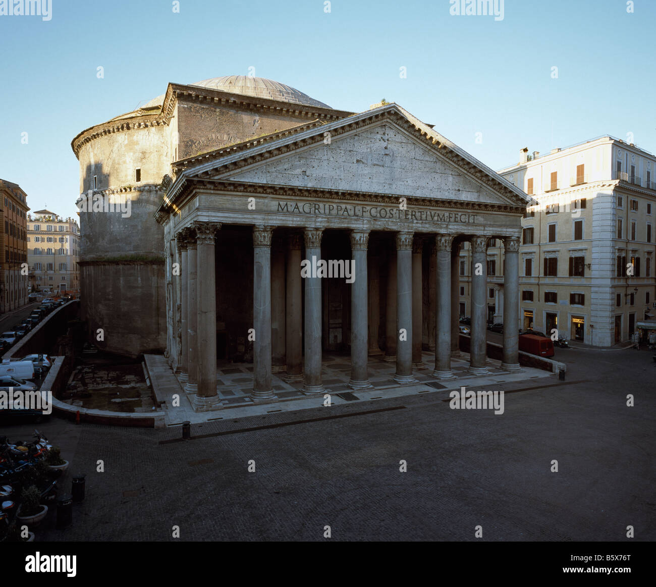 Hadrian pantheon exterior hi-res stock photography and images - Alamy