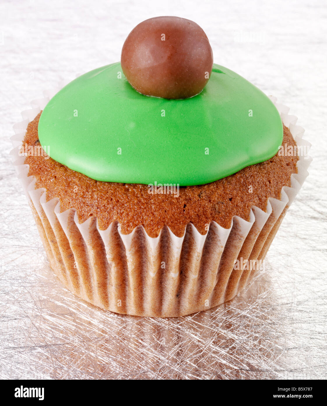 SINGLE GREEN ICED CUPCAKE Stock Photo - Alamy