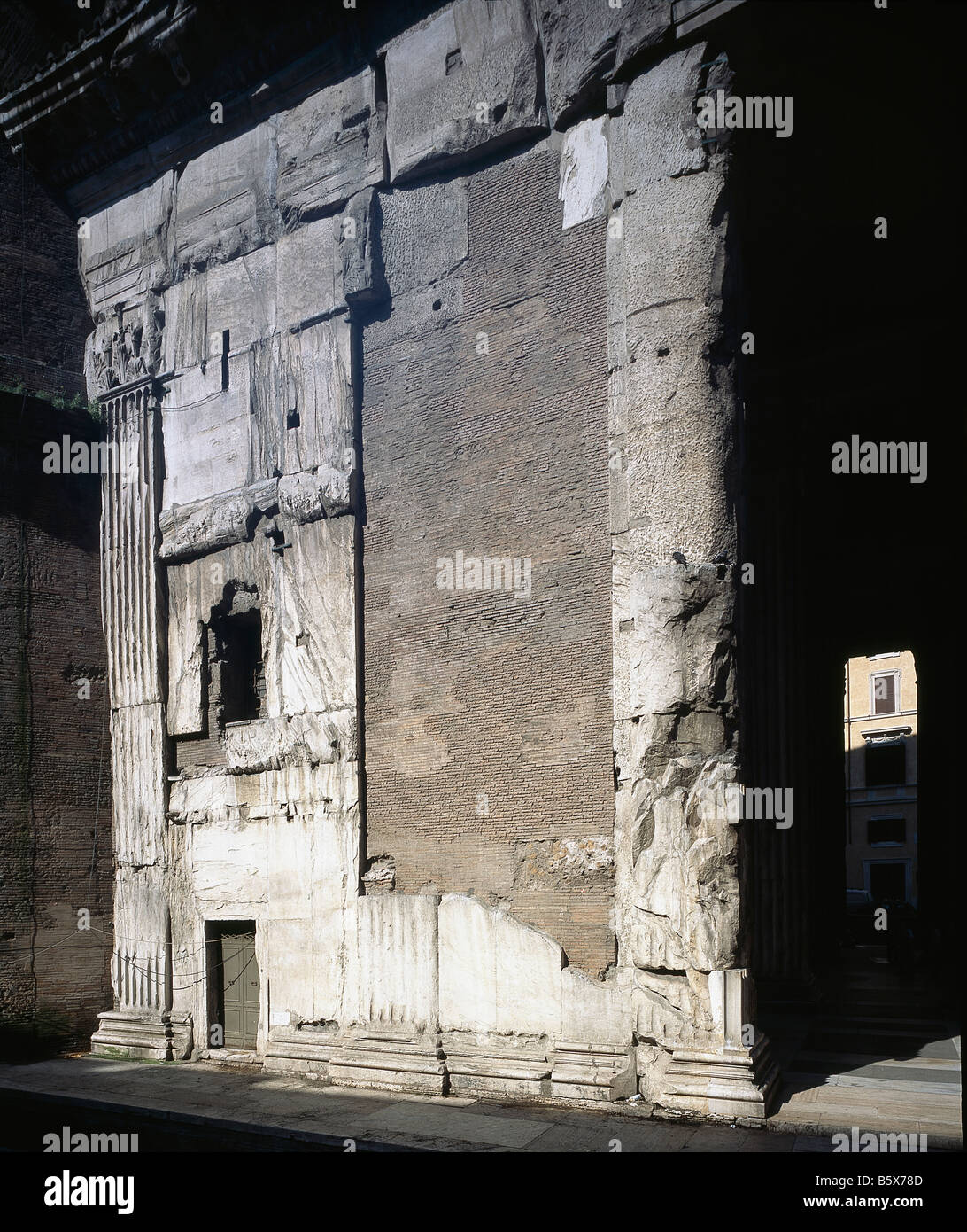 Hadrian pantheon exterior hi-res stock photography and images - Alamy