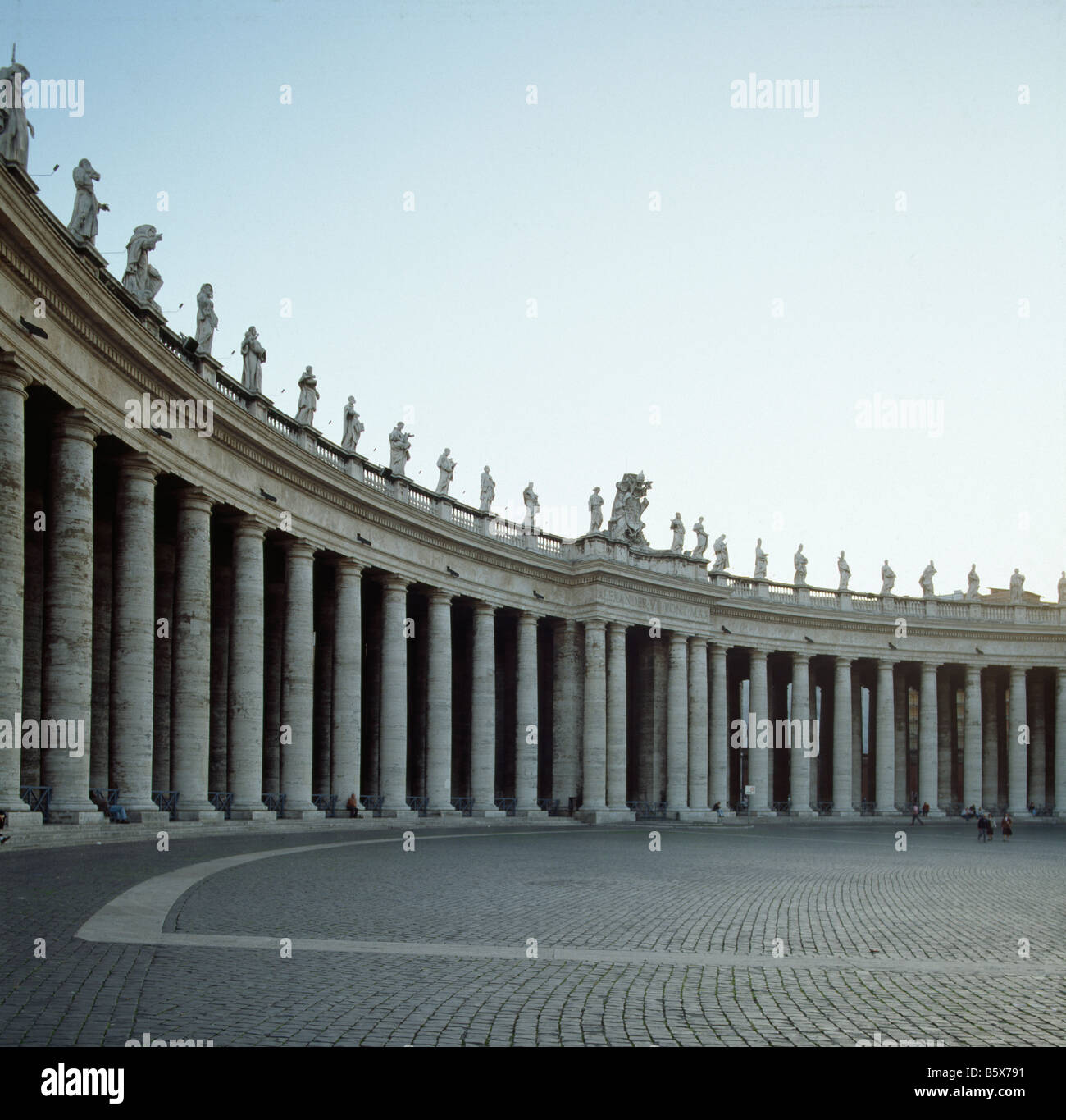 St Peter'S Rome Colonnade Stock Photo - Alamy