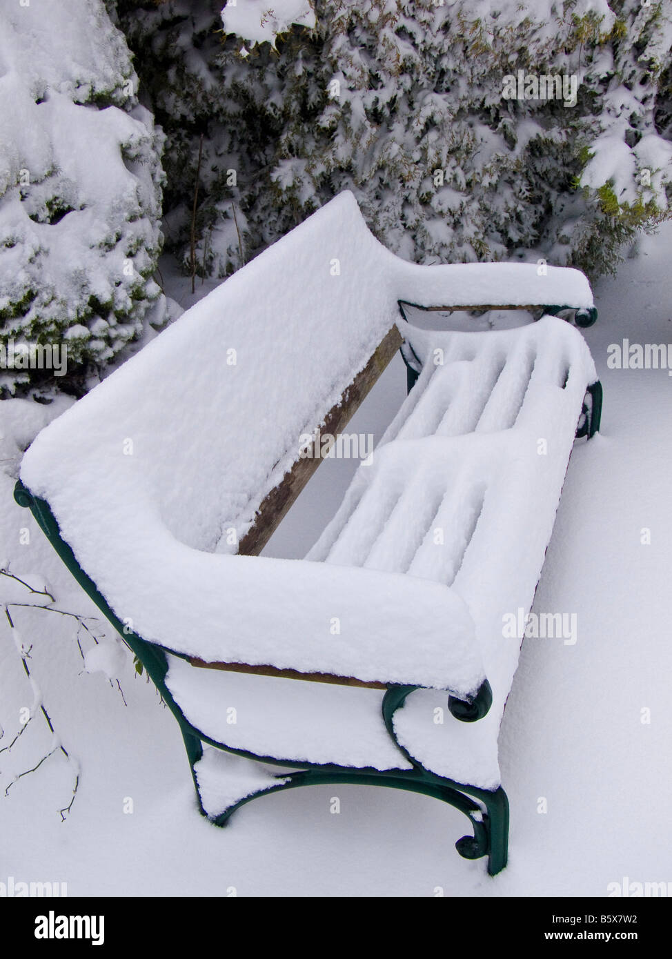snow covered bench Stock Photo - Alamy