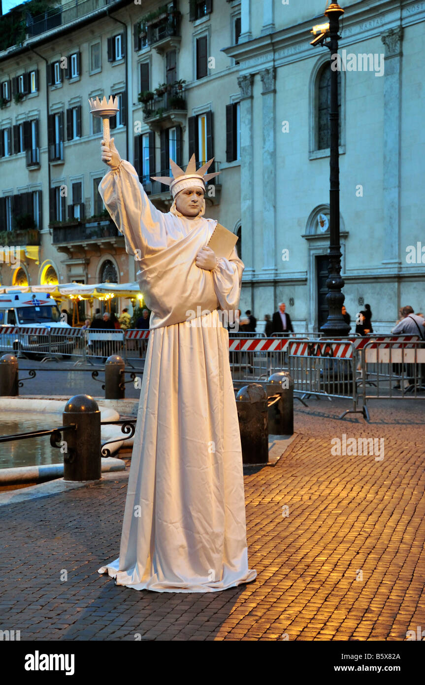 A man dressed as the Statue of Liberty in Rome's Piazza Navona Stock ...