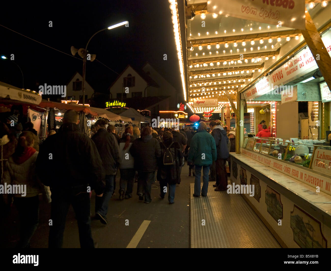 traditonell cold fair Kalter Markt with snack stall Döner Kebab turkish ...