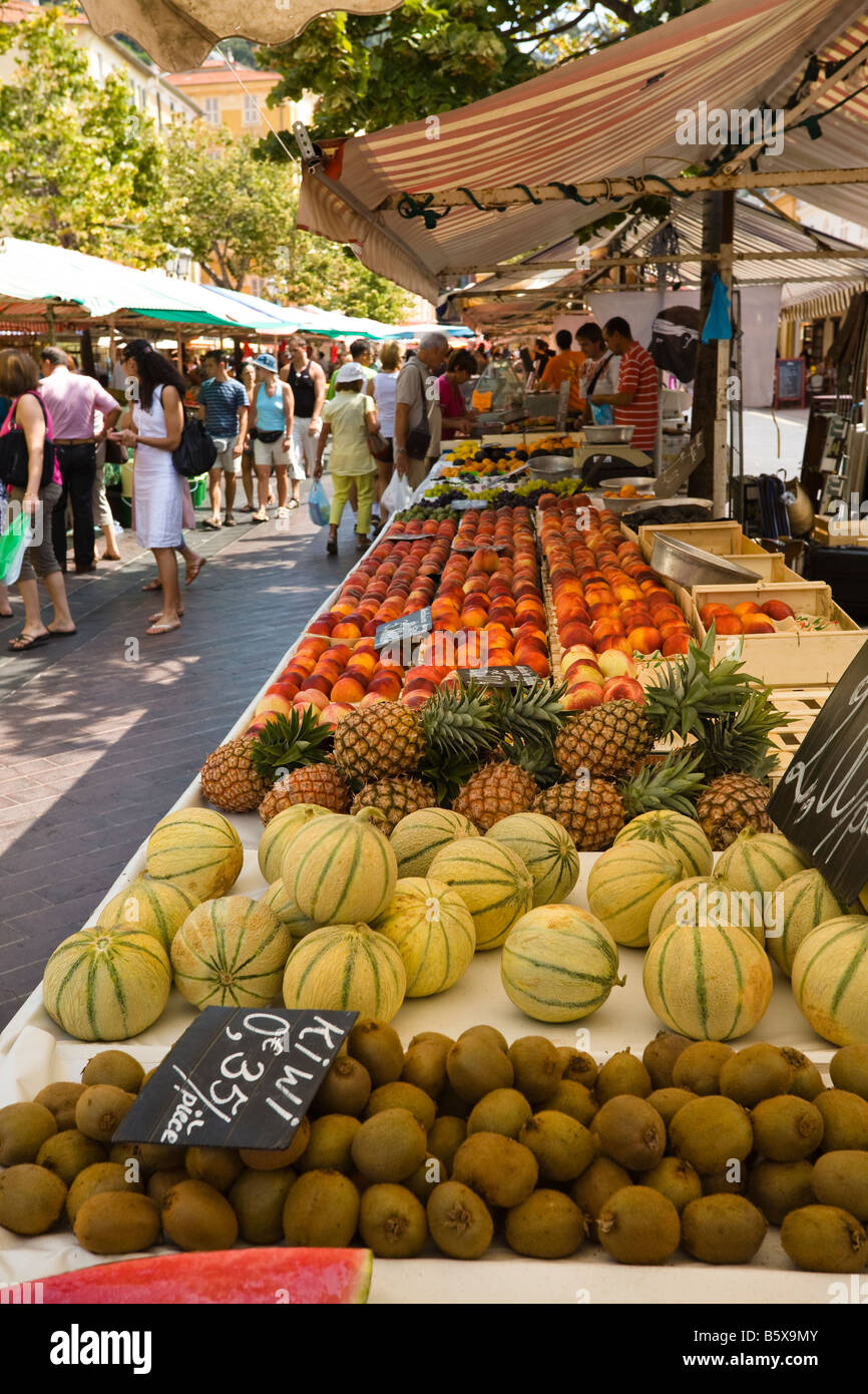Street market selling fruit in Vielle Ville the old quarter of Nice ...