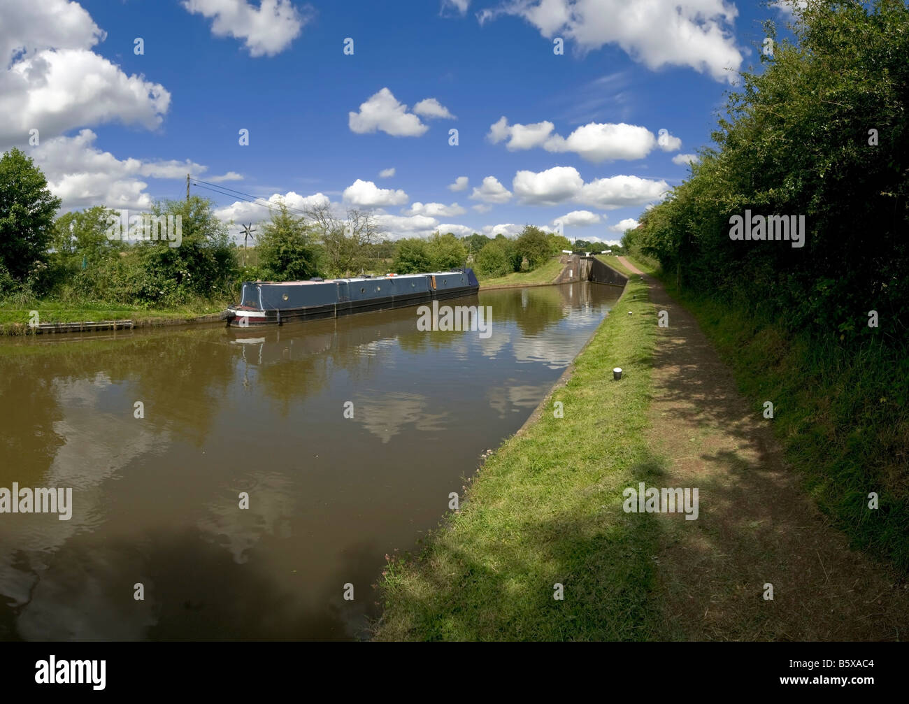 The Worcester and Birmingham canal at Tardebigge canal village in ...